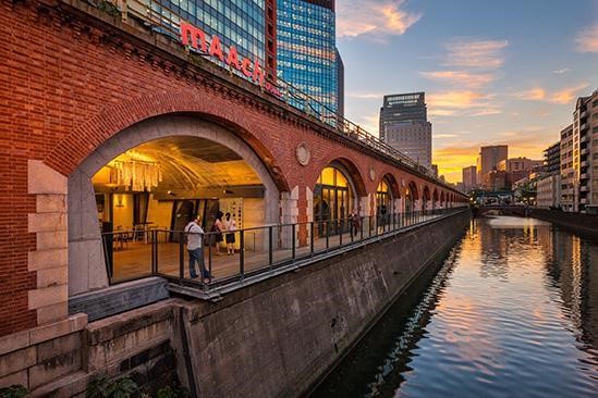 The red brick is fashionable "March Ecute Kanda Mansei Bridge ...